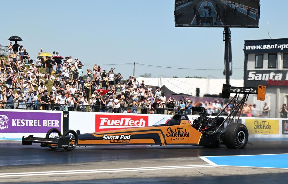 Susanne Callin vence en la final femenina del Top Fuel en Santa Pod