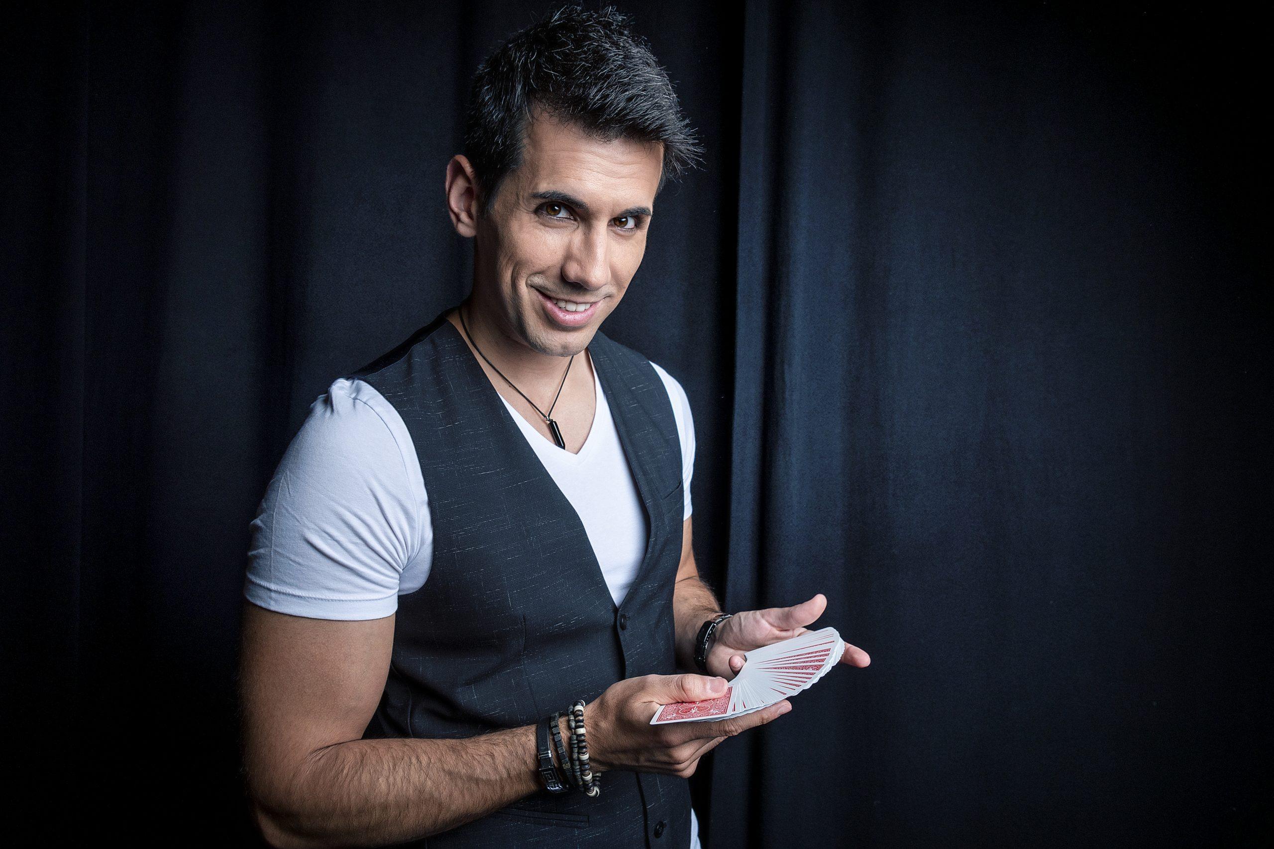 ADRIÁN VEGA – ÁREA 52. El Sótano Mágico